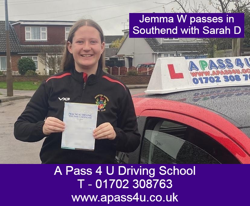 Jemma W gets a pass with Sarah D after driving lessons - APass4U